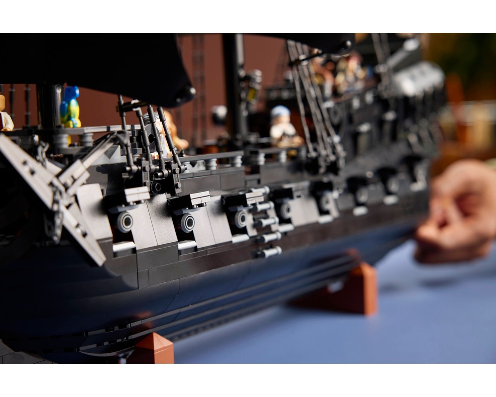 LEGO Set 10365-1 Captain Jack Sparrow's Pirate Ship (2025 Icons ...