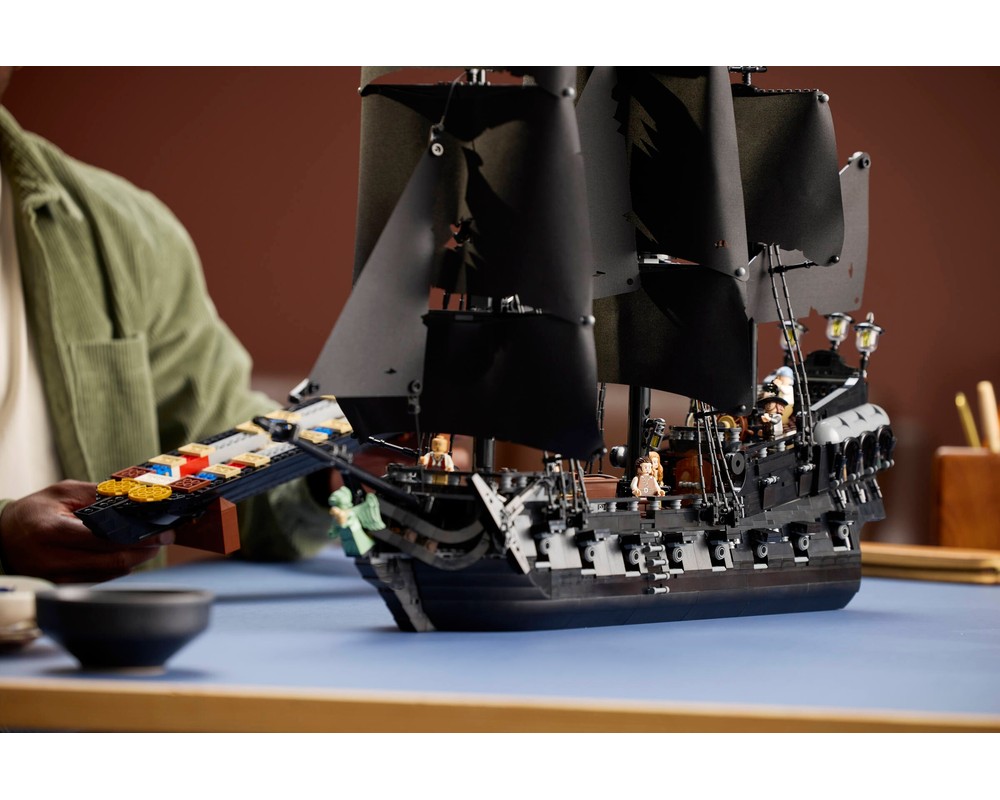 LEGO Set 10365-1 Captain Jack Sparrow's Pirate Ship (2025 Icons ...