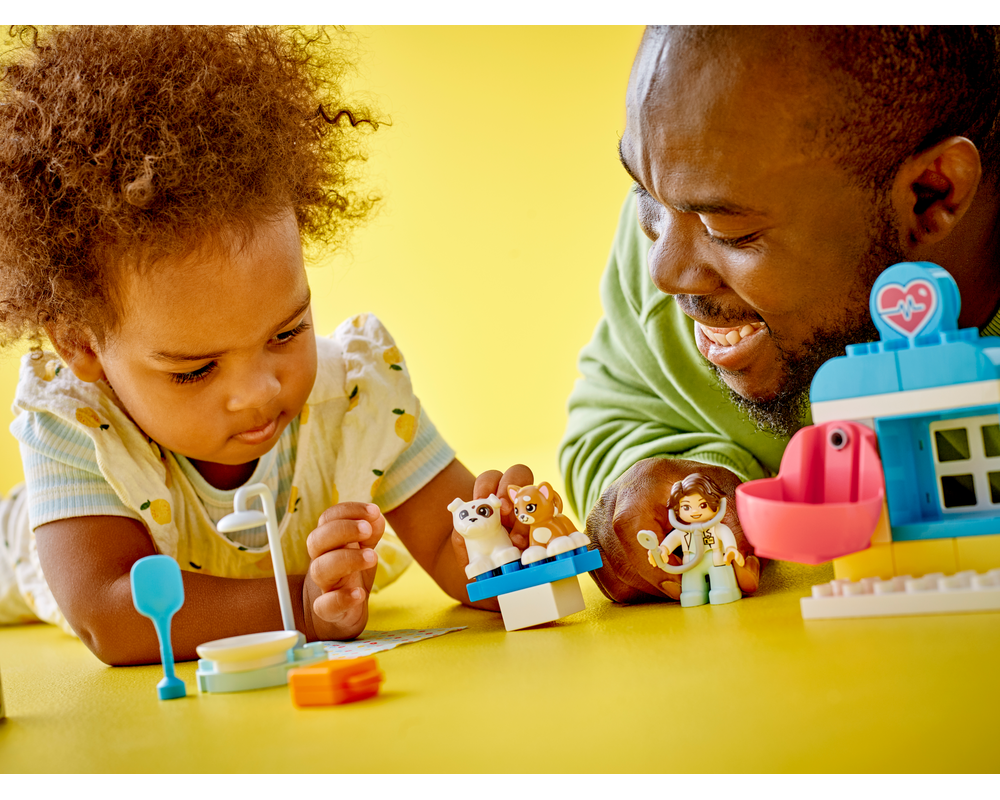 LEGO Set 10438-1 Visit to the Vet Clinic (2024 Duplo > Town ...