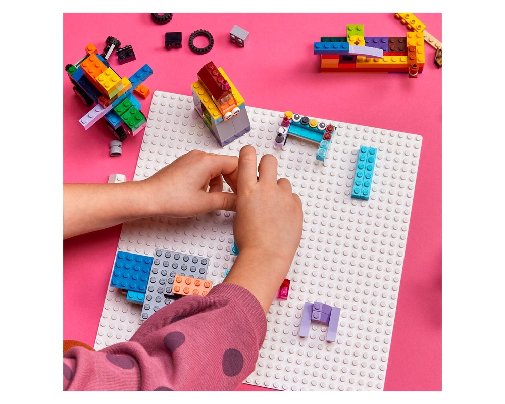 LEGO Set 11026-1 White Baseplate (2022 Classic) | Rebrickable - Build ...