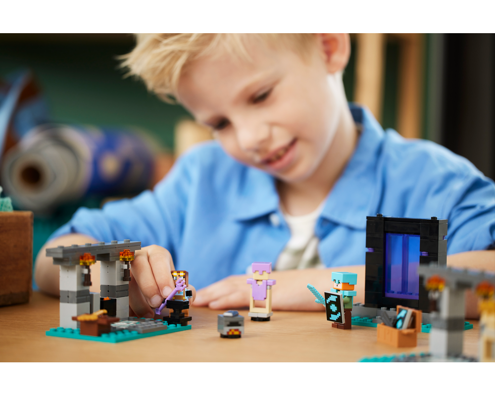 LEGO Set 21252-1 The Armoury (2023 Minecraft) | Rebrickable - Build ...