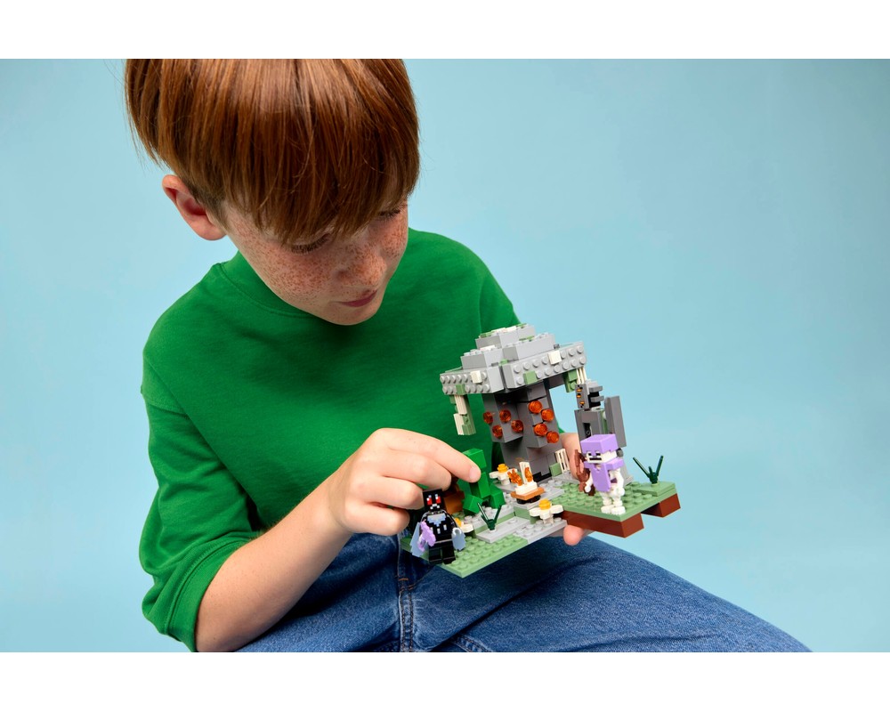 LEGO Set 21586-1 The Pale Garden (2026 Minecraft) | Rebrickable - Build ...