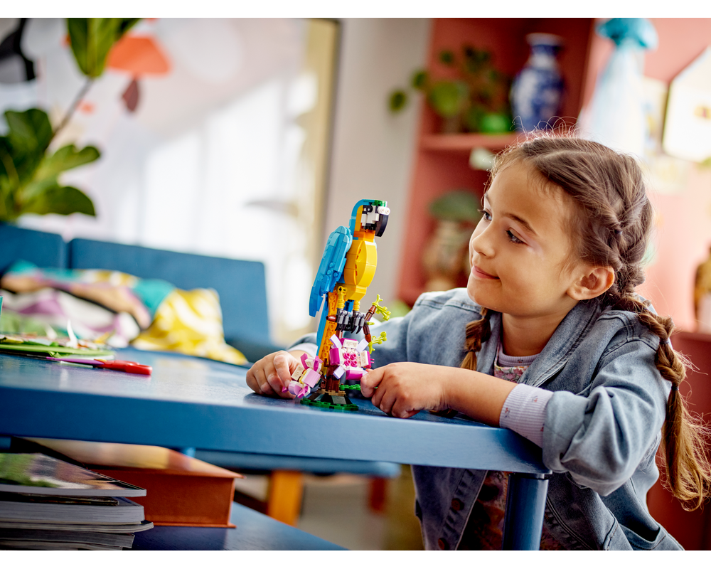 LEGO Set 31136-1 Exotic Parrot (2023 Creator > Creator 3-in-1 ...