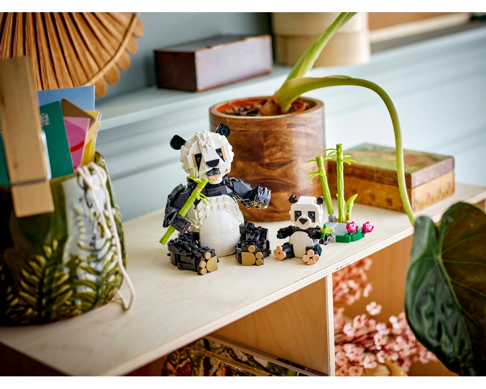 LEGO Set 31165-1 Wild Animals: Panda Family (2025 Creator > Creator 3 ...