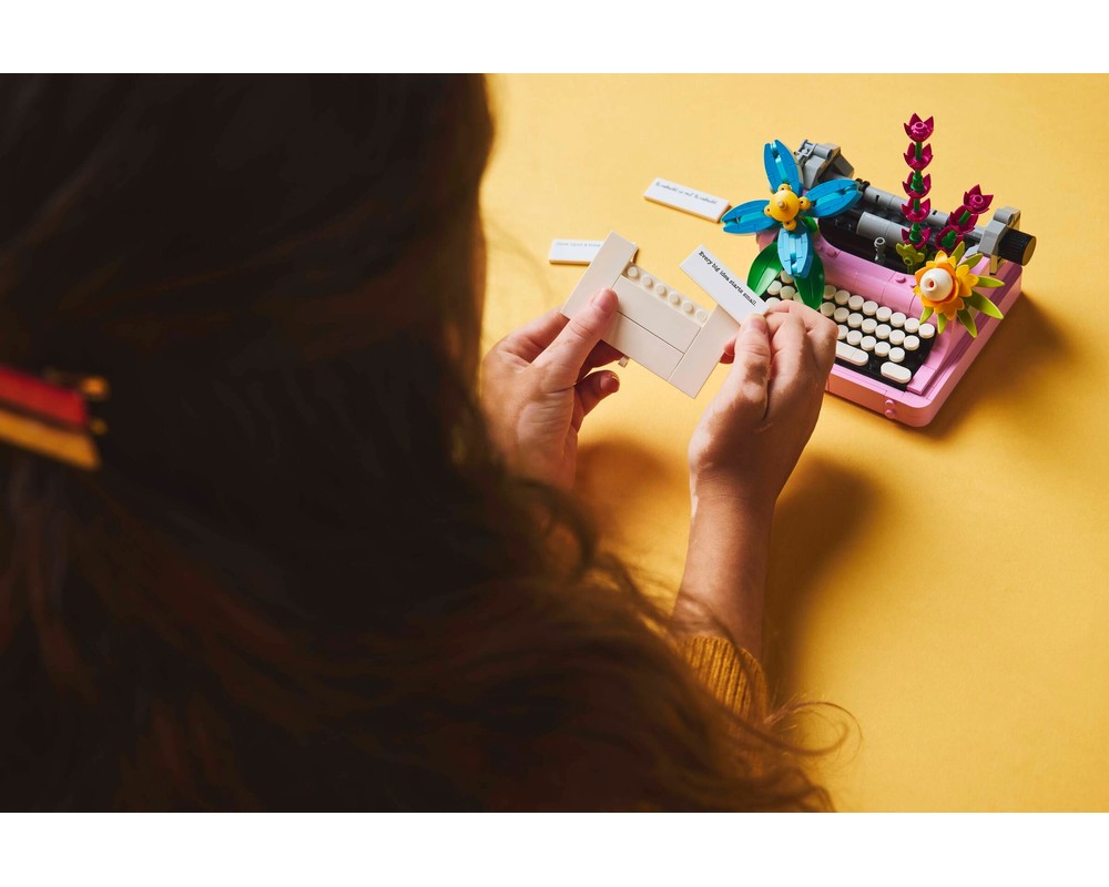 LEGO Set 31169-1 Typewriter with Flowers (2025 Creator > Creator 3-in-1 ...
