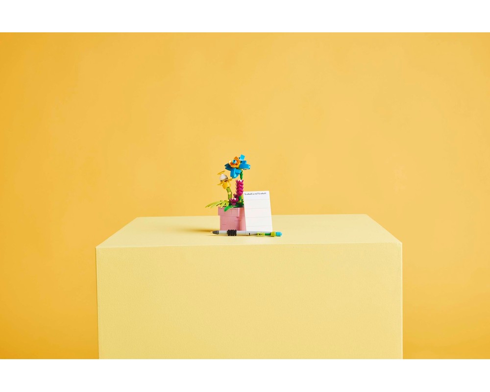 LEGO Set 31169-1 Typewriter with Flowers (2025 Creator > Creator 3-in-1 ...