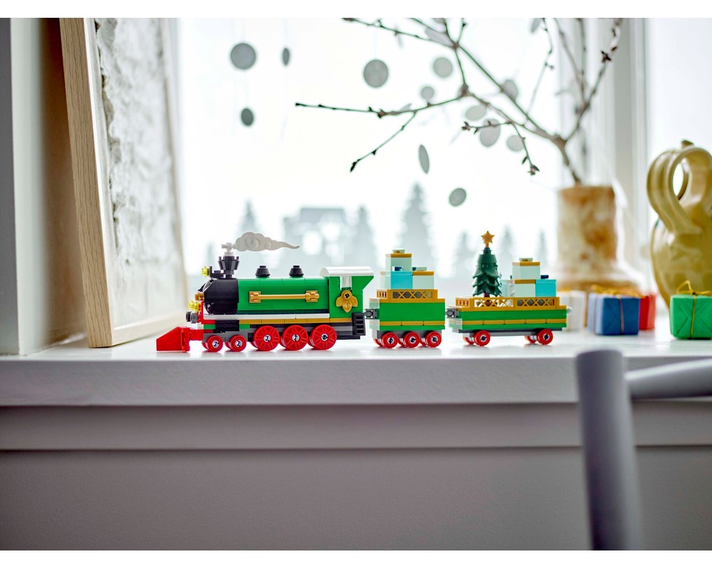 LEGO Set 40700-1 Winter Holiday Train (2024 Seasonal > Christmas ...