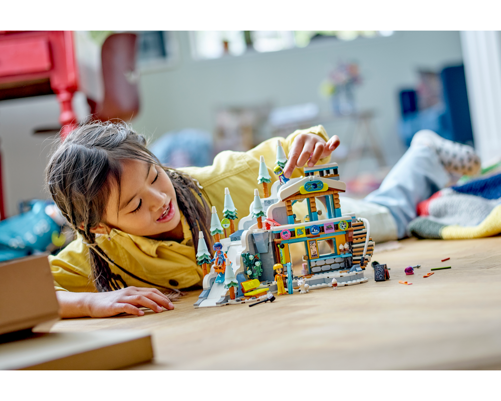 LEGO Set 41756-1 Holiday Ski Slope and Café (2023 Friends ...