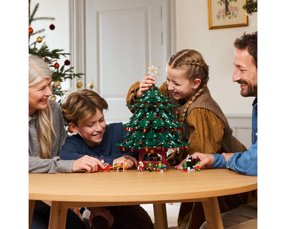 LEGO Set 41843-1 Family Christmas Tree Decoration (2025 Seasonal ...