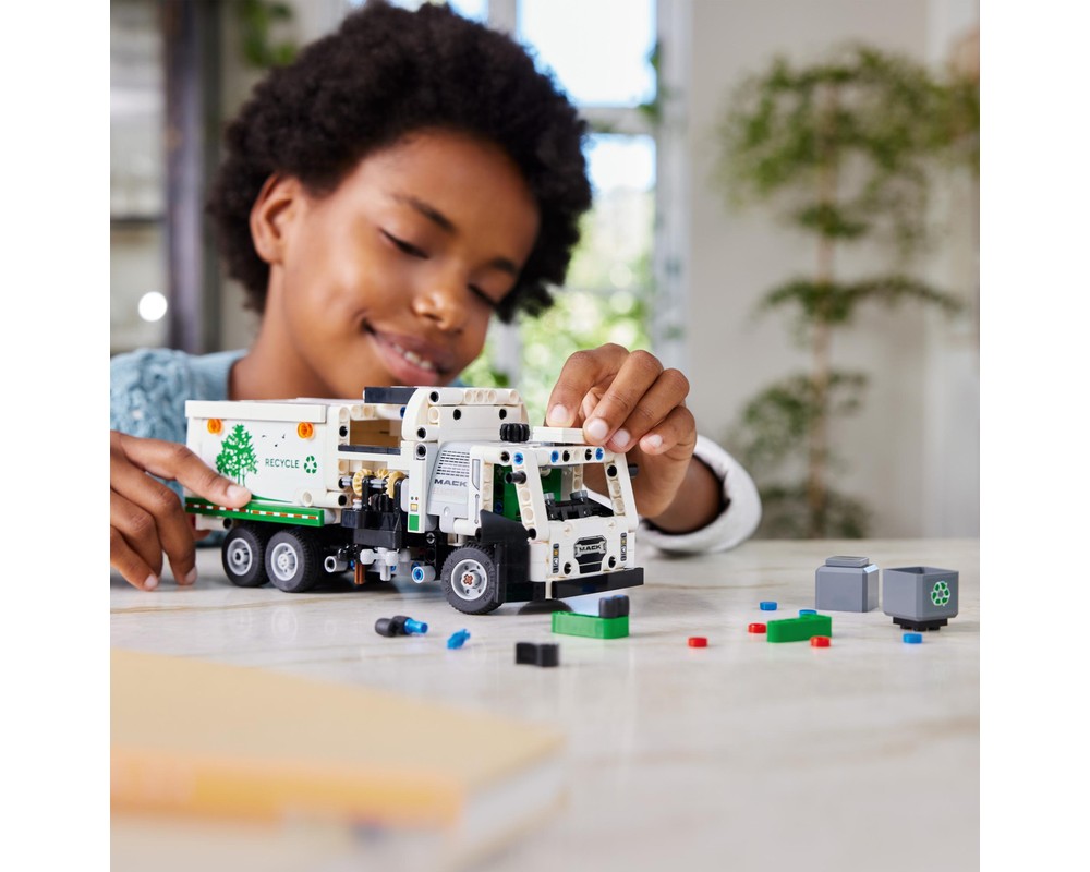 LEGO Set 42167-1 Mack LR Electric Garbage Truck (2024 Technic ...