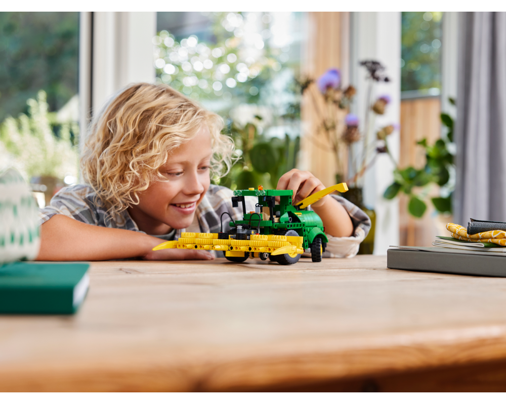 LEGO Set 42168-1 John Deere 9700 Forage Harvester (2024 Technic ...