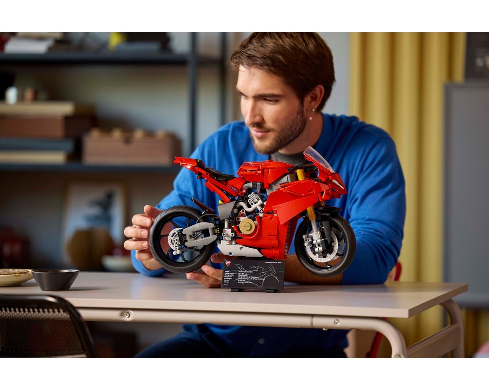 LEGO Set 42202-1 Ducati Panigale V4 S Motorcycle (2025 Technic ...