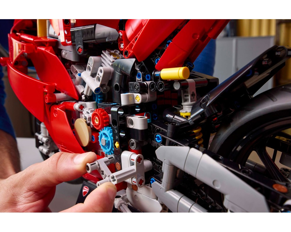 LEGO Set 42202-1 Ducati Panigale V4 S Motorcycle (2025 Technic ...