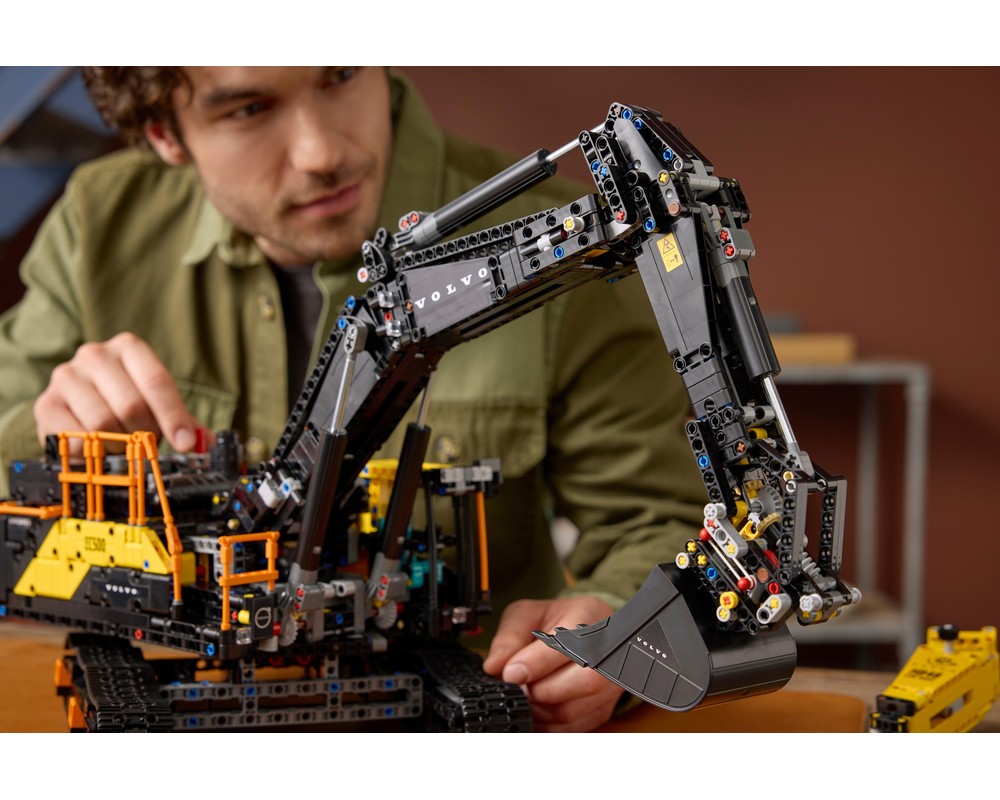LEGO Set 42215-1 Volvo EC500 Hybrid Excavator (2025 Technic ...