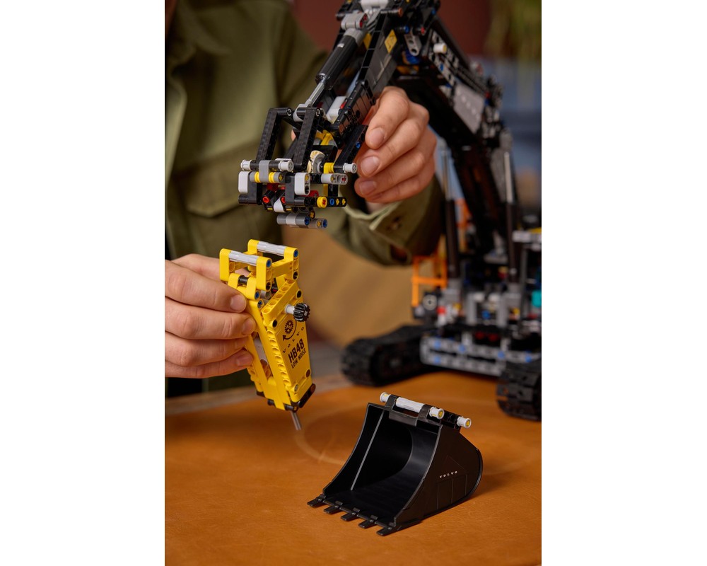 LEGO Set 42215-1 Volvo EC500 Hybrid Excavator (2025 Technic ...