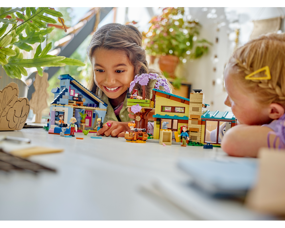 LEGO Set 42620-1 Olly's and Paisley's Family Homes (2024 Friends ...