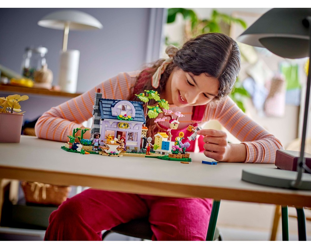 LEGO Set 42669-1 Beekeepers' House and Flower Garden (2025 Friends ...