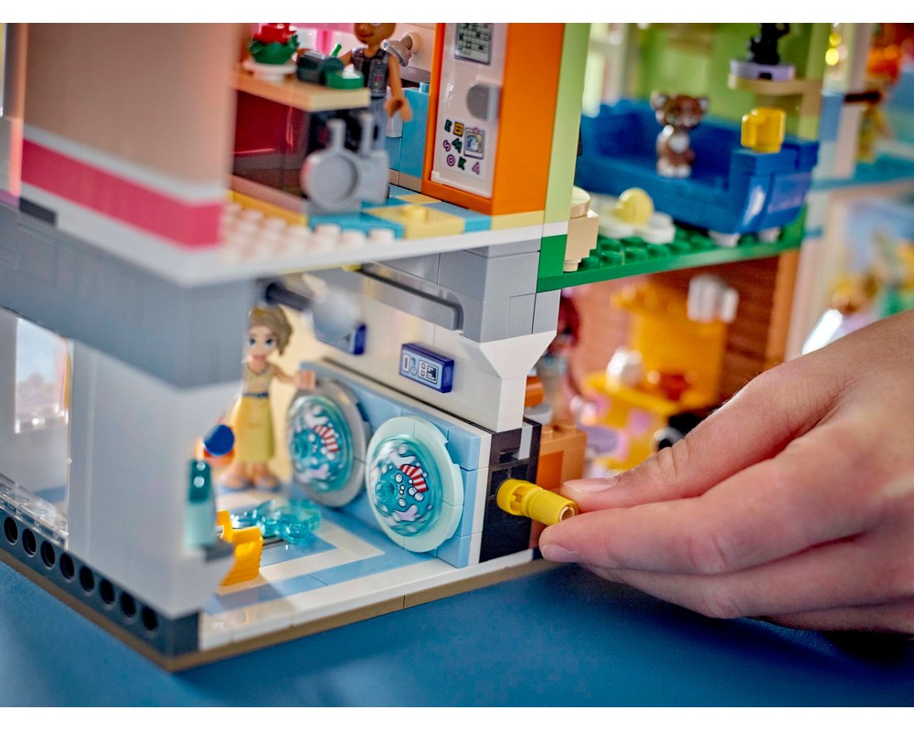 LEGO Set 42670-1 Heartlake City Apartments and Stores (2025 Friends ...