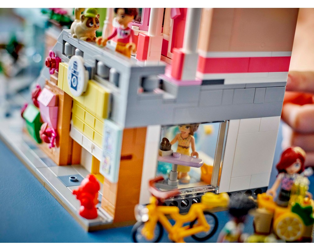 LEGO Set 42670-1 Heartlake City Apartments and Stores (2025 Friends ...