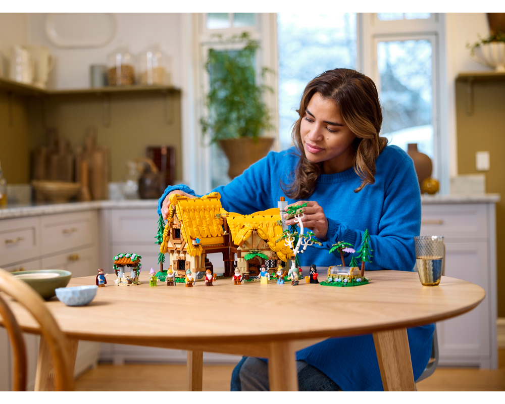 LEGO Set 43242-1 Snow White and the Seven Dwarfs' Cottage (2024 Disney ...