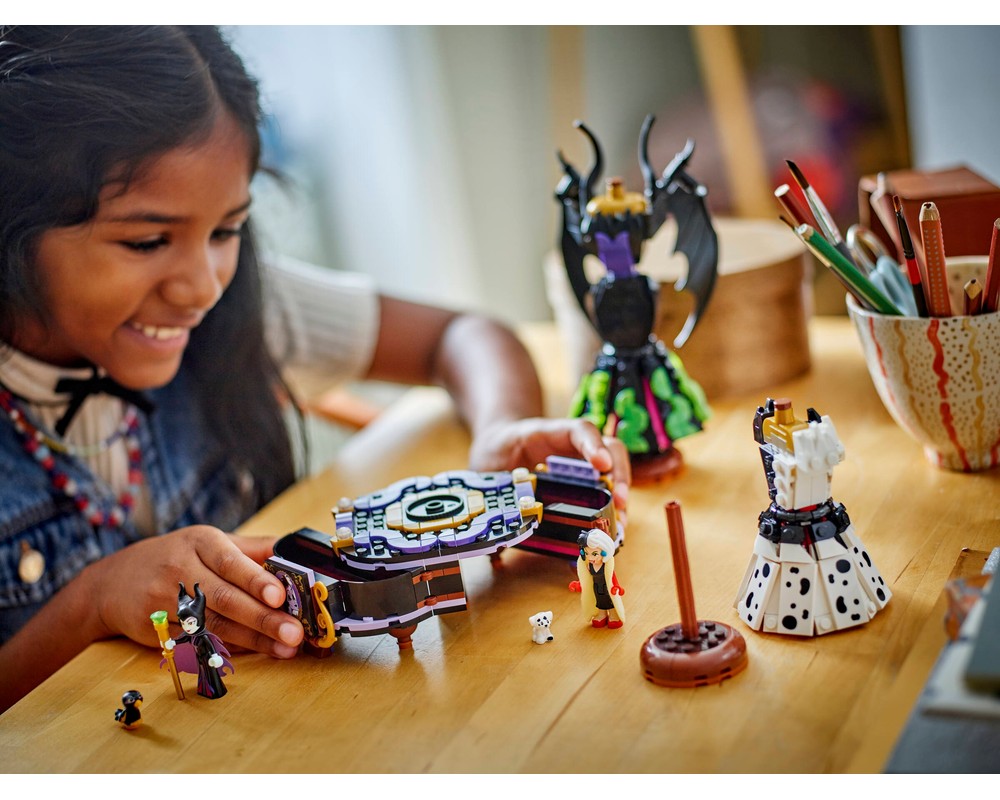 LEGO Set 43262-1 Maleficent's and Cruella de Vil's Dresses (2025 Disney ...