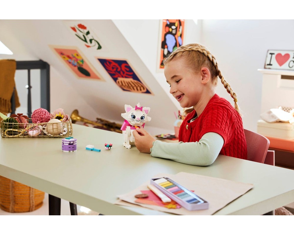 LEGO Set 43286-1 The Aristocats Adorable Marie (2026 Disney ...