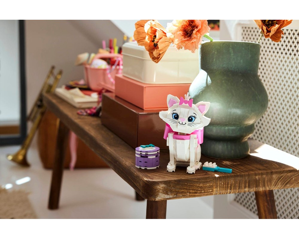 LEGO Set 43286-1 The Aristocats Adorable Marie (2026 Disney ...