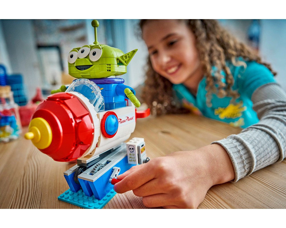 LEGO Set 43307-1 Alien with Pizza Planet Rocket Ride (2026 Disney > Toy ...