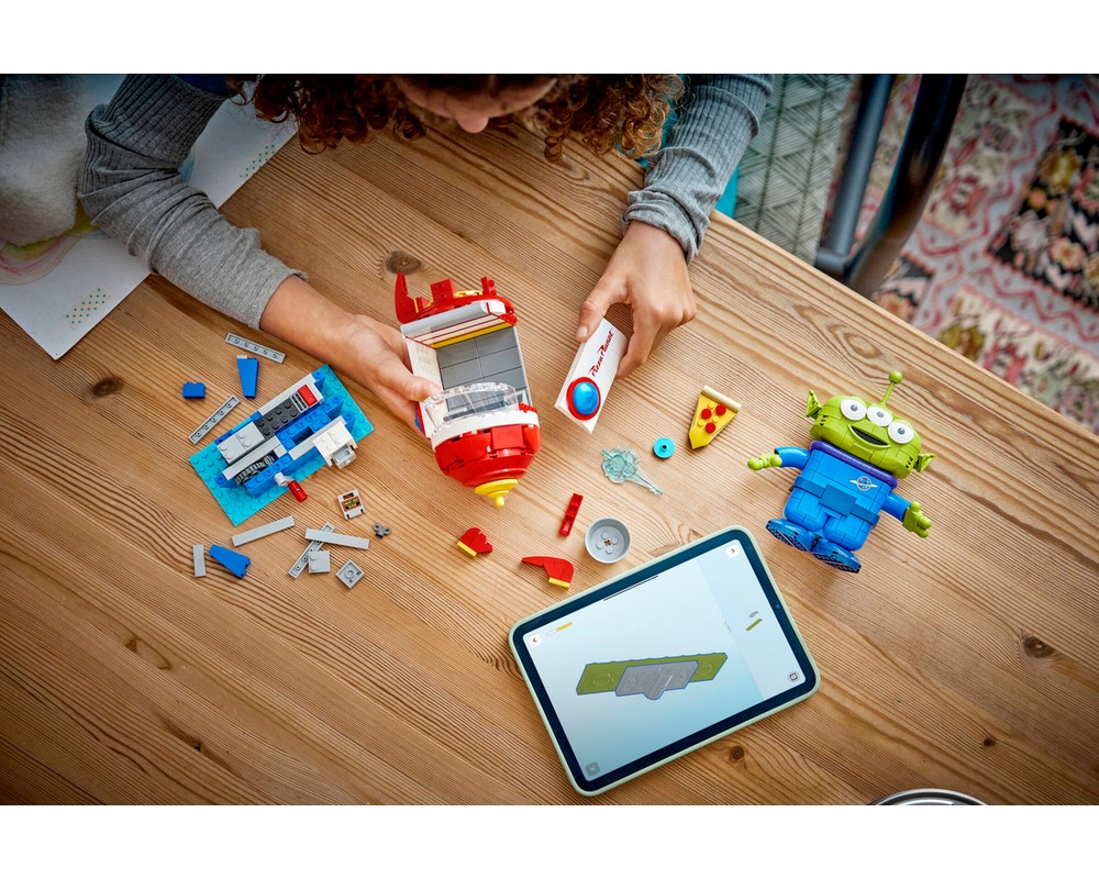 LEGO Set 43307-1 Alien with Pizza Planet Rocket Ride (2026 Disney > Toy ...