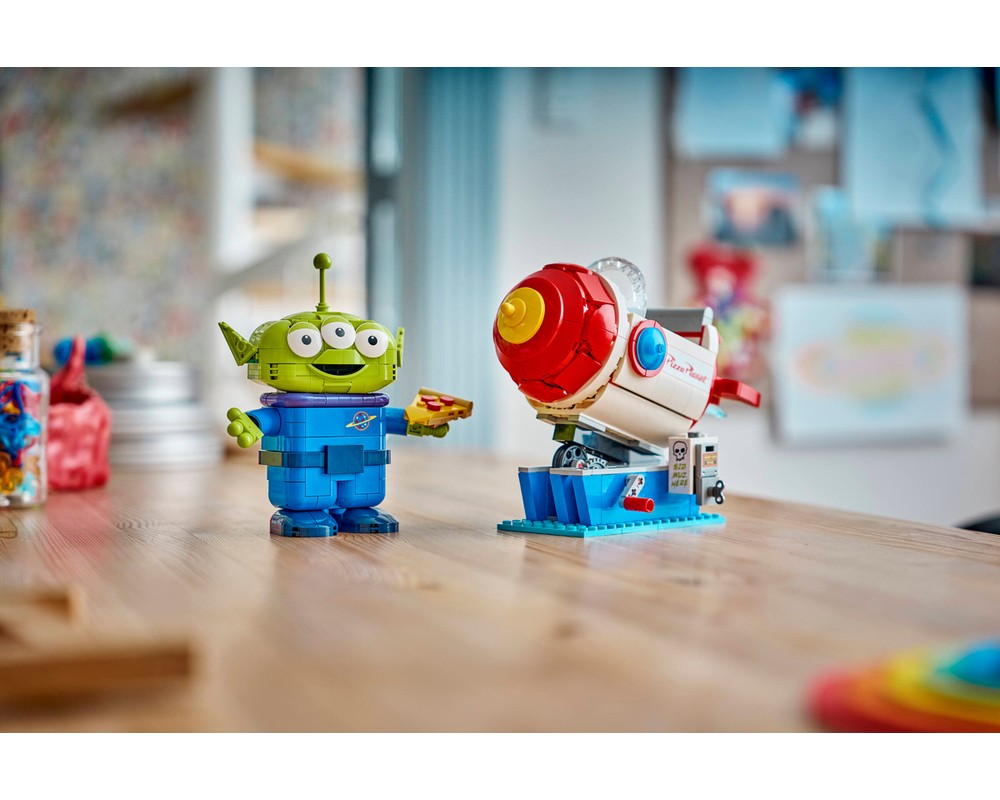 LEGO Set 43307-1 Alien with Pizza Planet Rocket Ride (2026 Disney > Toy ...