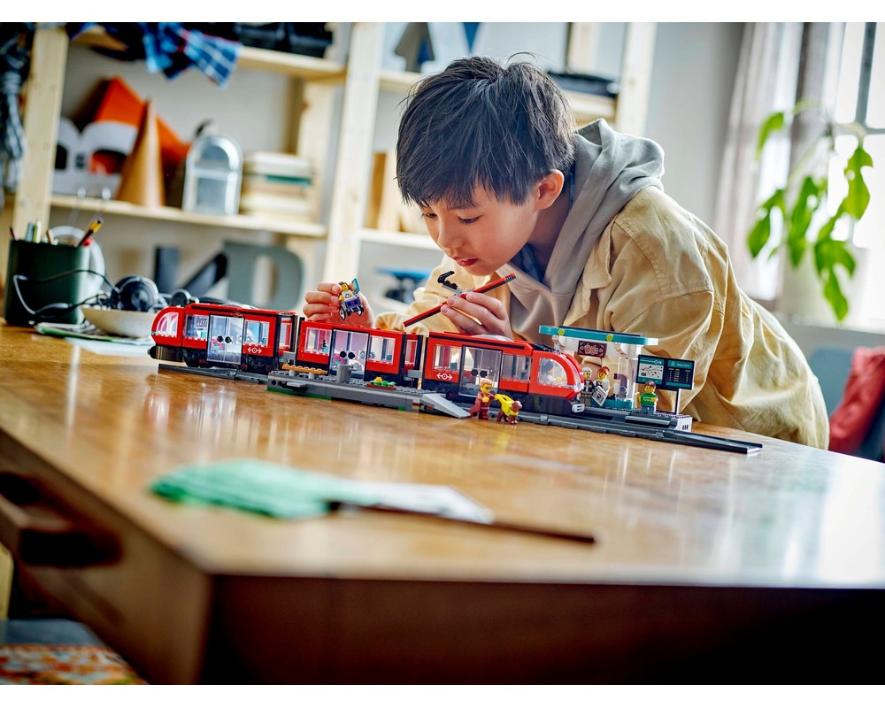 LEGO Set 60423-1 Downtown Streetcar and Station (2024 City > Trains ...