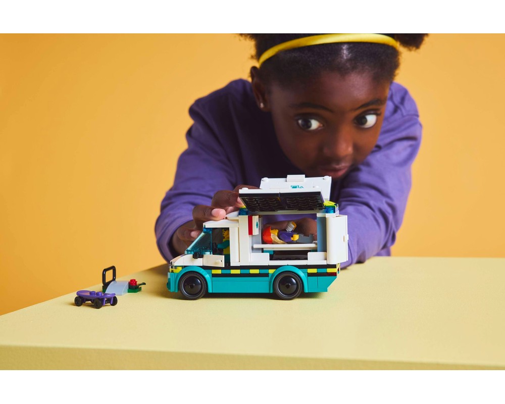 LEGO Set 60451-1 Emergency Ambulance (2025 City > Hospital ...