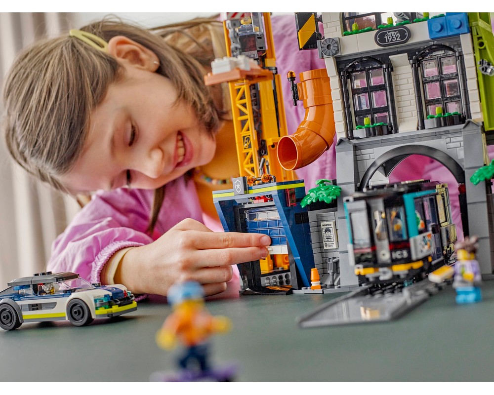 LEGO Set 60473-1 The City Tower (2025 City) | Rebrickable - Build with LEGO