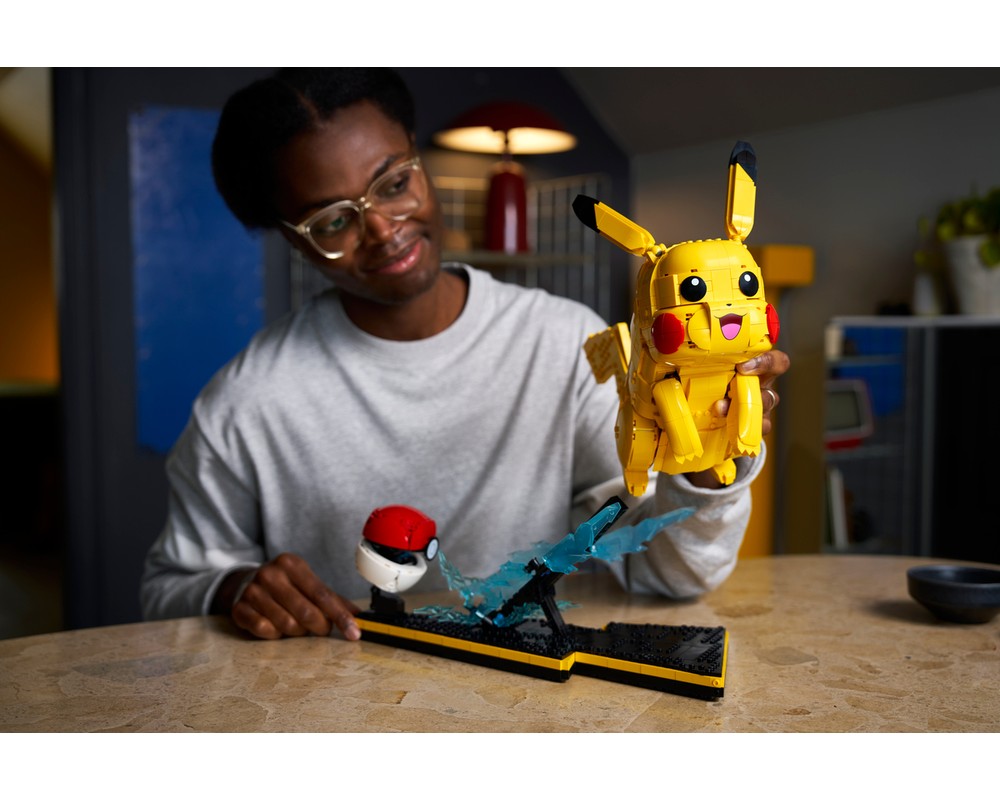 LEGO Set 72152-1 Pikachu and Poké Ball (2026 Pokémon) | Rebrickable ...