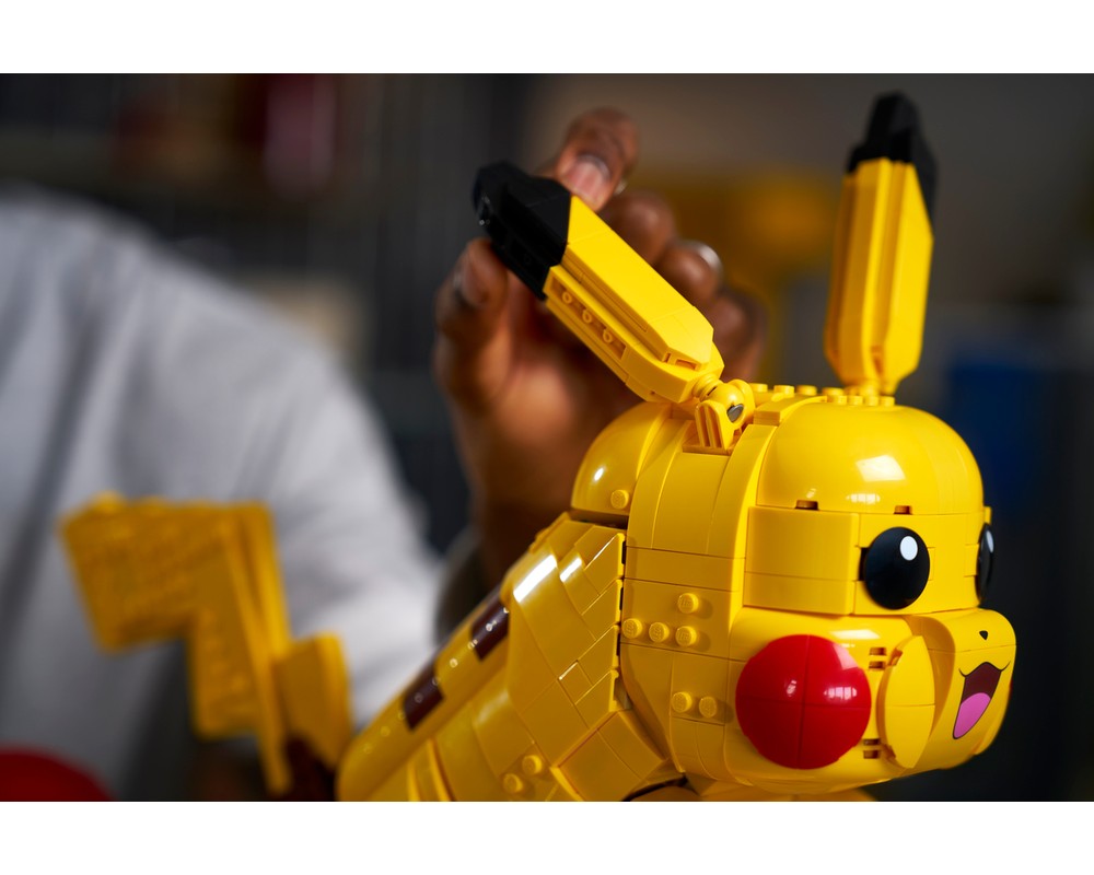 LEGO Set 72152-1 Pikachu and Poké Ball (2026 Pokémon) | Rebrickable ...