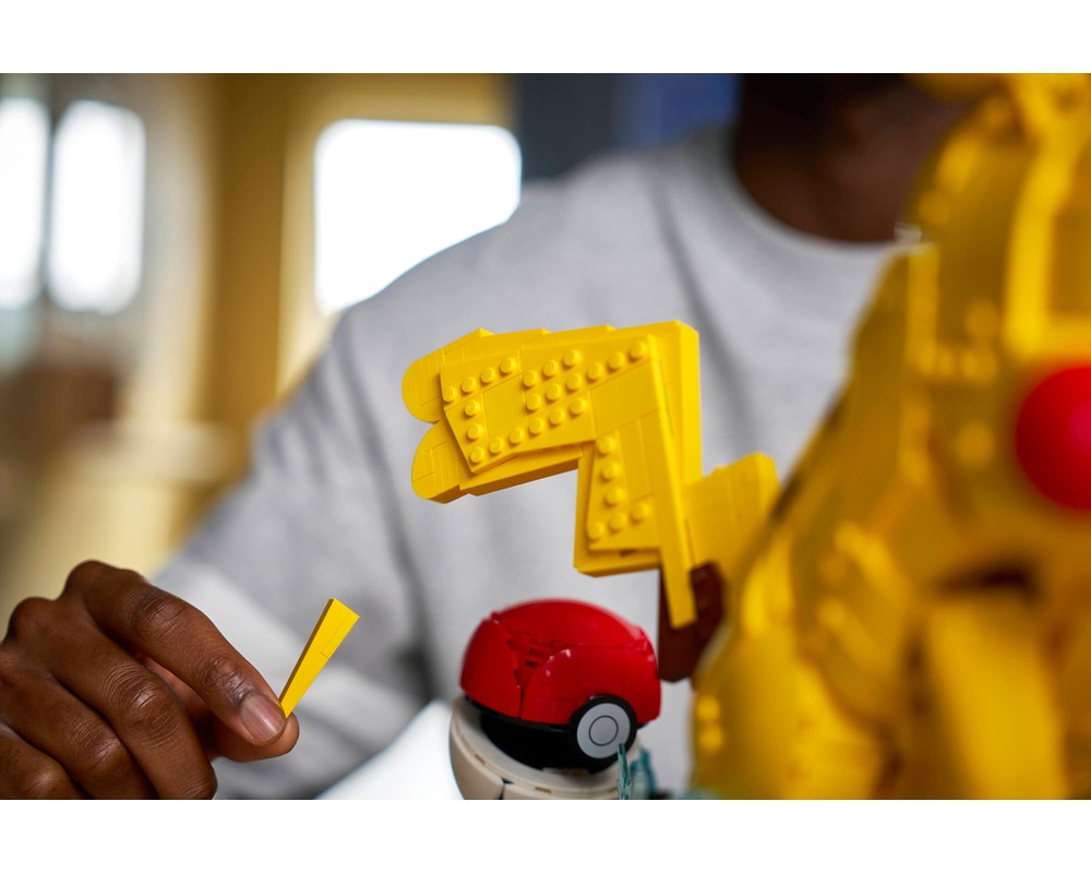 LEGO Set 72152-1 Pikachu and Poké Ball (2026 Pokémon) | Rebrickable ...