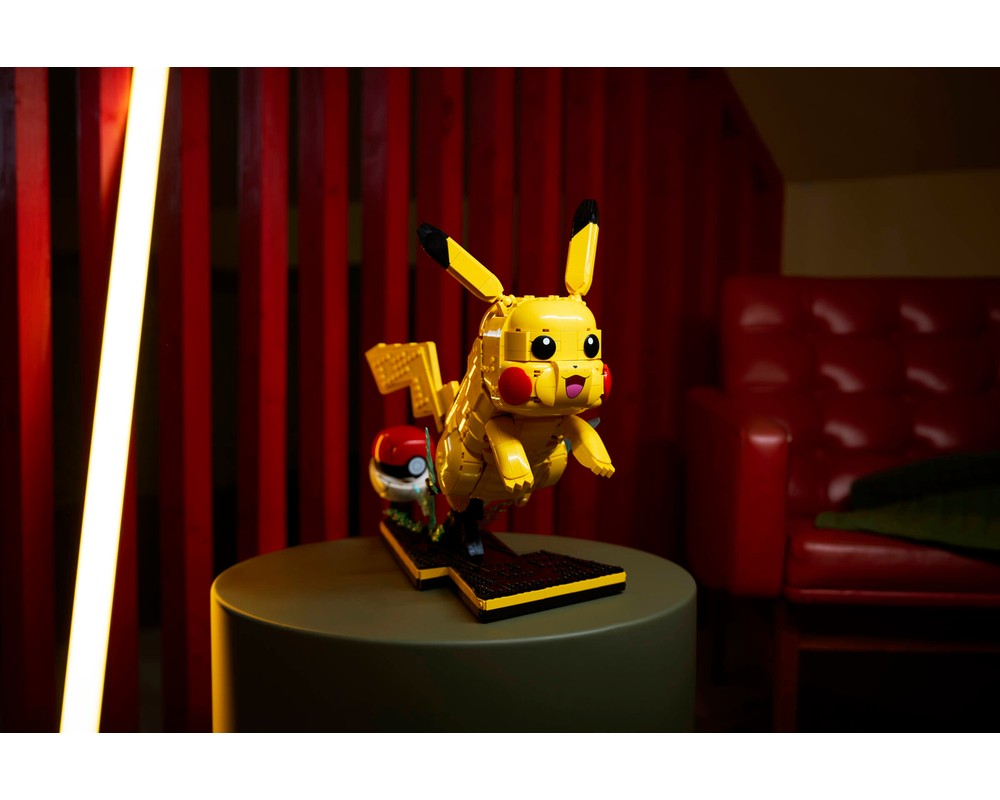 LEGO Set 72152-1 Pikachu and Poké Ball (2026 Pokémon) | Rebrickable ...