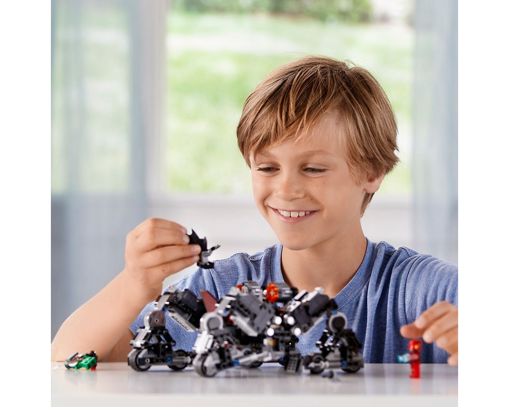 LEGO Set 76086-1 Knightcrawler Tunnel Attack (2017 Super Heroes DC ...