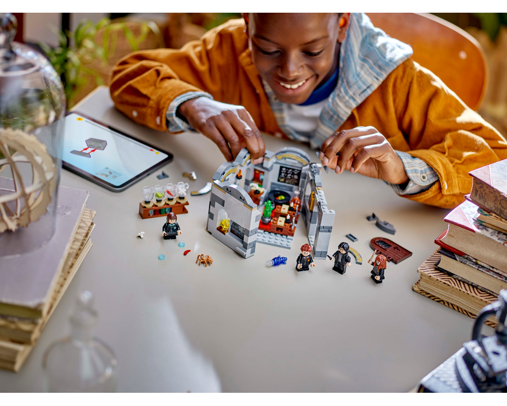 LEGO Set 76431-1 Hogwarts Castle: Potions Class (2024 Harry Potter ...