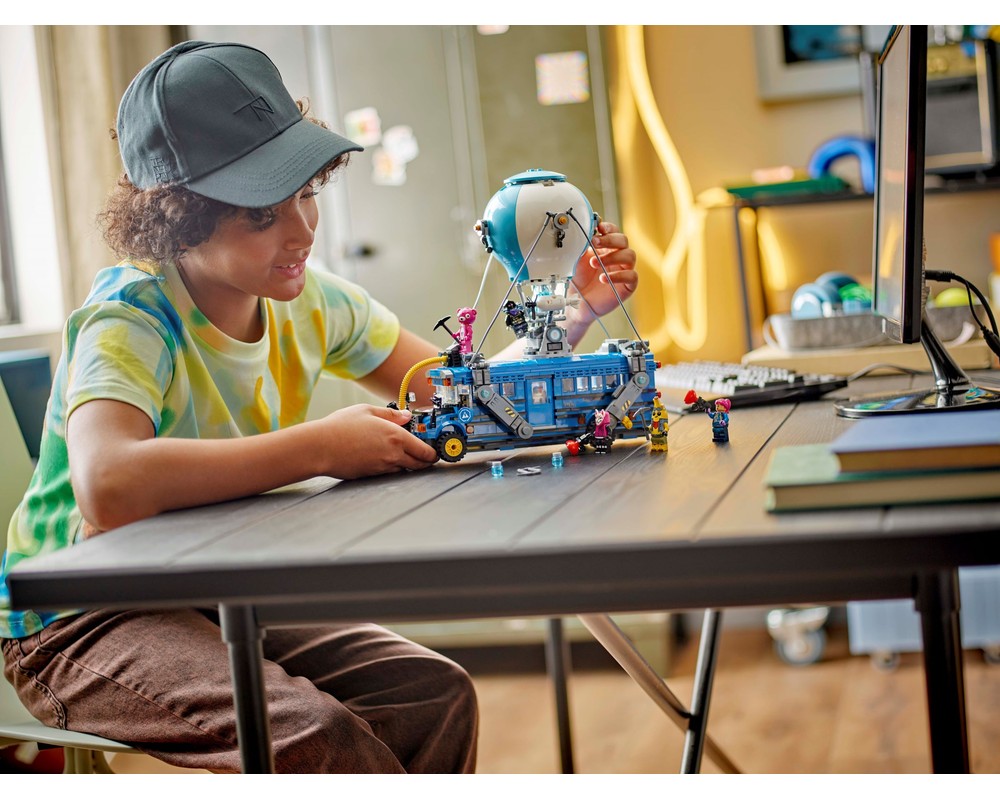 LEGO Set 77073-1 Battle Bus (2024 Fortnite) | Rebrickable - Build with LEGO