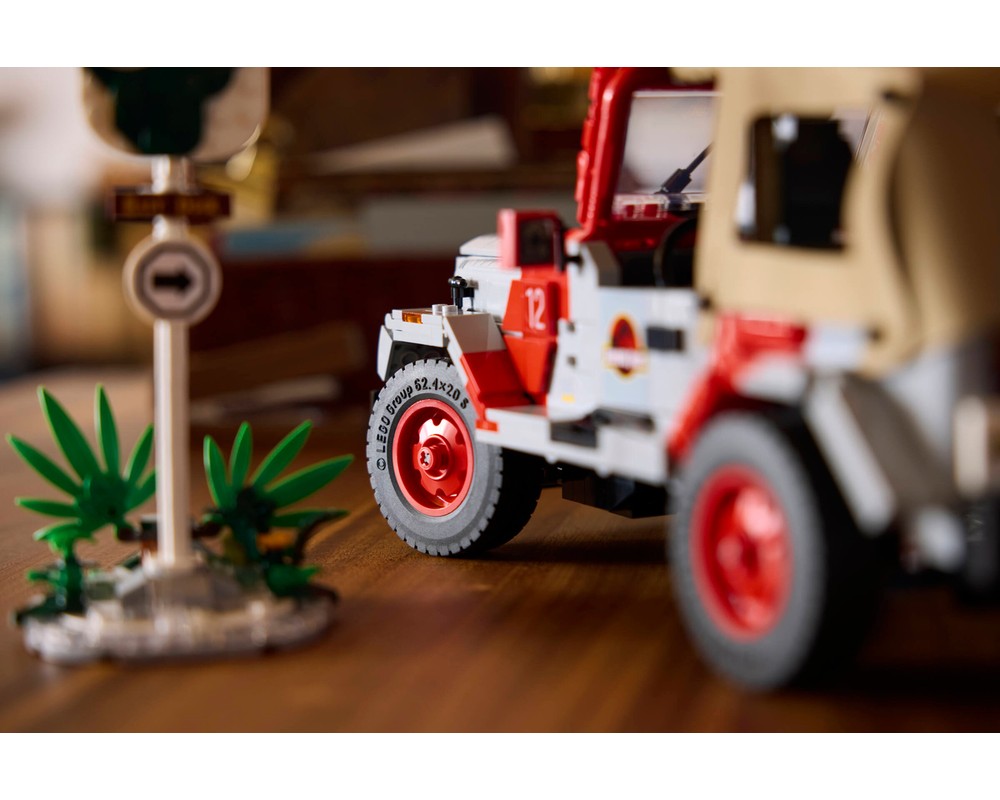 LEGO Set 77984-1 Jurassic Park Jeep Wrangler (2026 Jurassic World ...
