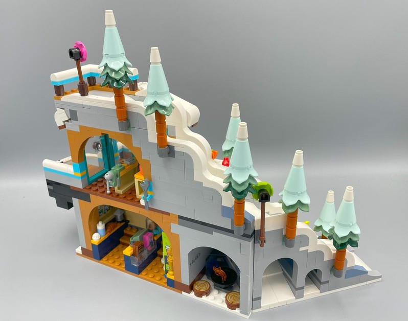 Review: 41756-1 - Holiday Ski Slope and Café | Rebrickable - Build with ...