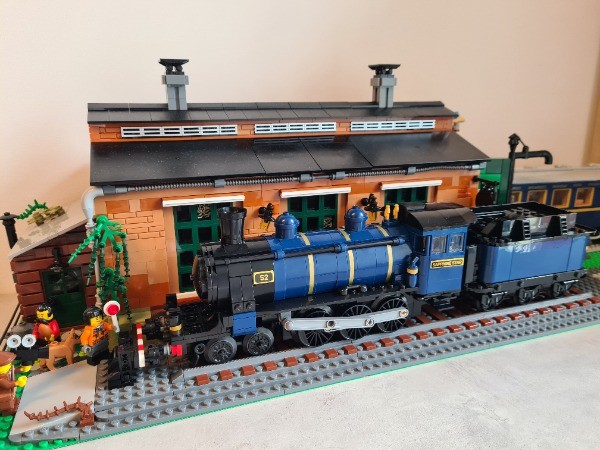 LEGO Set 910033-1 Old Train Engine Shed (2024 BrickLink Designer ...