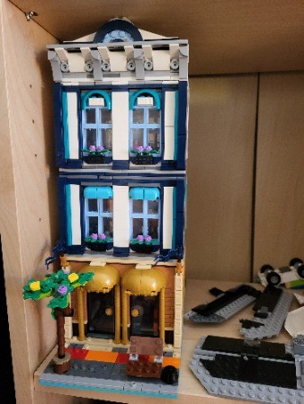 LEGO MOC Vinyl Store - Modification of Set 31141 by Brick Artisan | Rebrickable - Build with LEGO