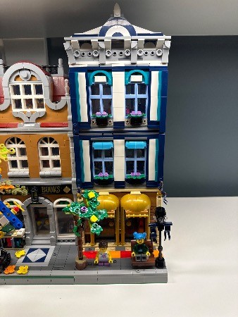LEGO MOC Vinyl Store - Modification of Set 31141 by Brick Artisan | Rebrickable - Build with LEGO