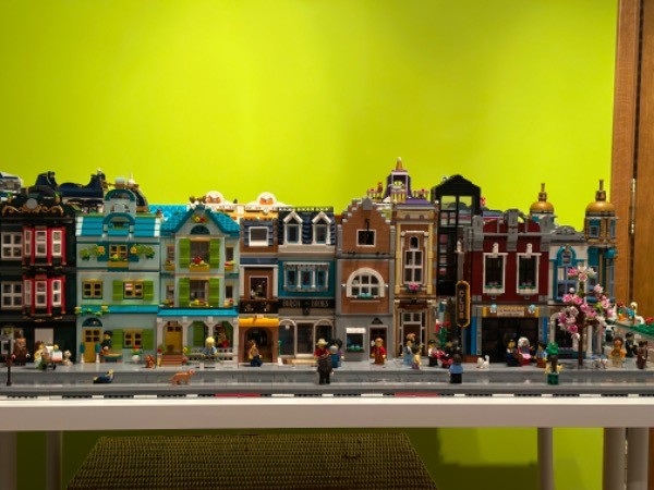 LEGO MOC Bistro Bookshop (alt build of Bookshop - 10270) by JakeS ...