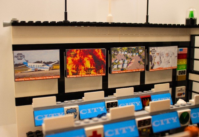 LEGO MOC Emergency Operations Center by WX0CAS | Rebrickable - Build ...