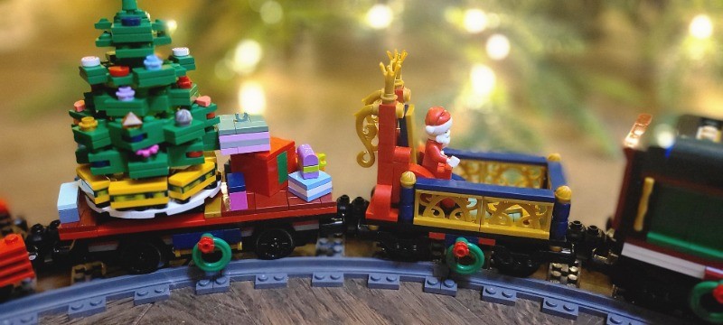LEGO MOC Motorized and Improved Christmas Train by seejay | Rebrickable ...