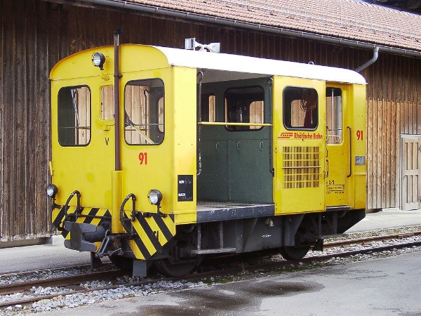 LEGO MOC Shunting Locomotive Tm 2/2 92 RhB by manubricks | Rebrickable ...