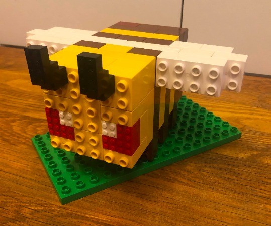LEGO MOC Minecraft Angry Bee by Kykina | Rebrickable - Build with LEGO